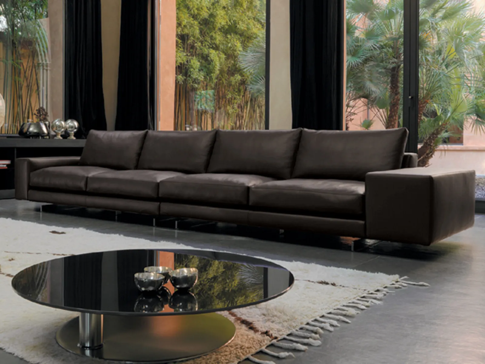 Divano nero, stile in total black