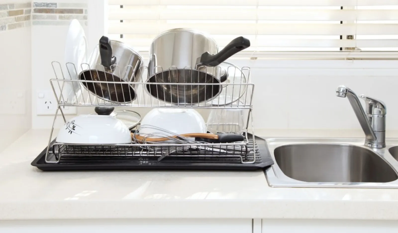 Soluzioni e idee se in cucina il lavello è sotto la finestra