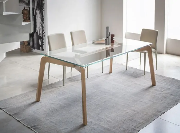 Tavoli in cristallo per il living: materia da vivere